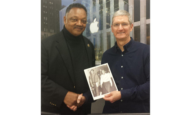 Tim Cook meets with Rev. Jesse Jackson to discuss corporate diversity ...