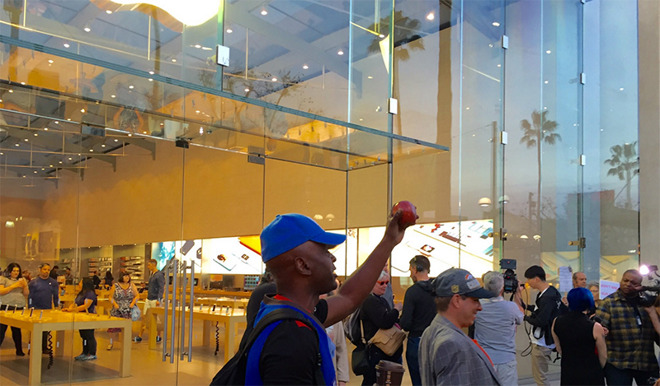 Rallies supporting Apple's stance on privacy see lukewarm response ...