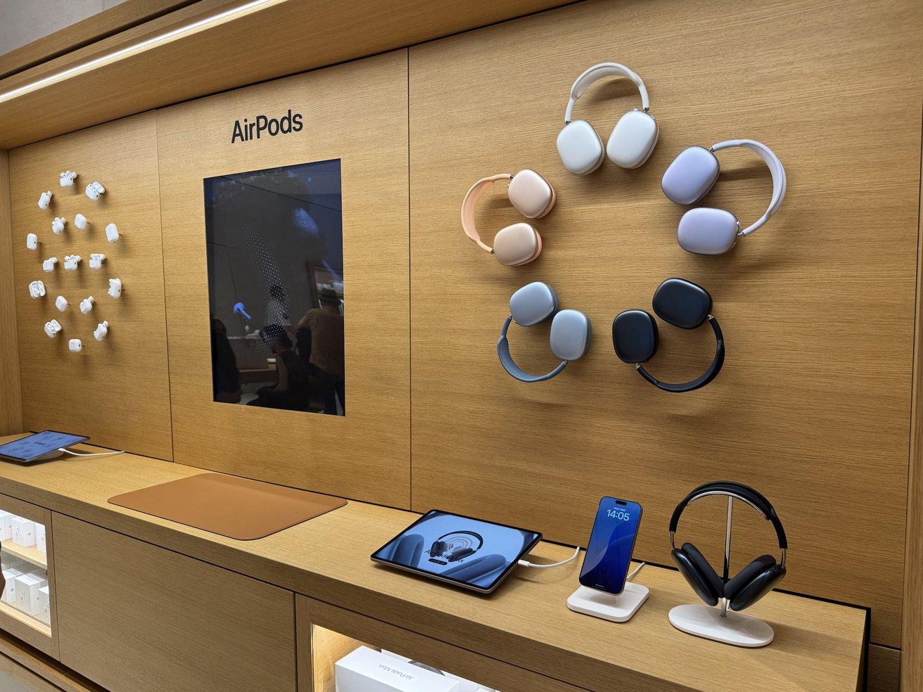 Inside Apple Marunouchi: Tokyo's largest Apple Store - Genius Bar ...