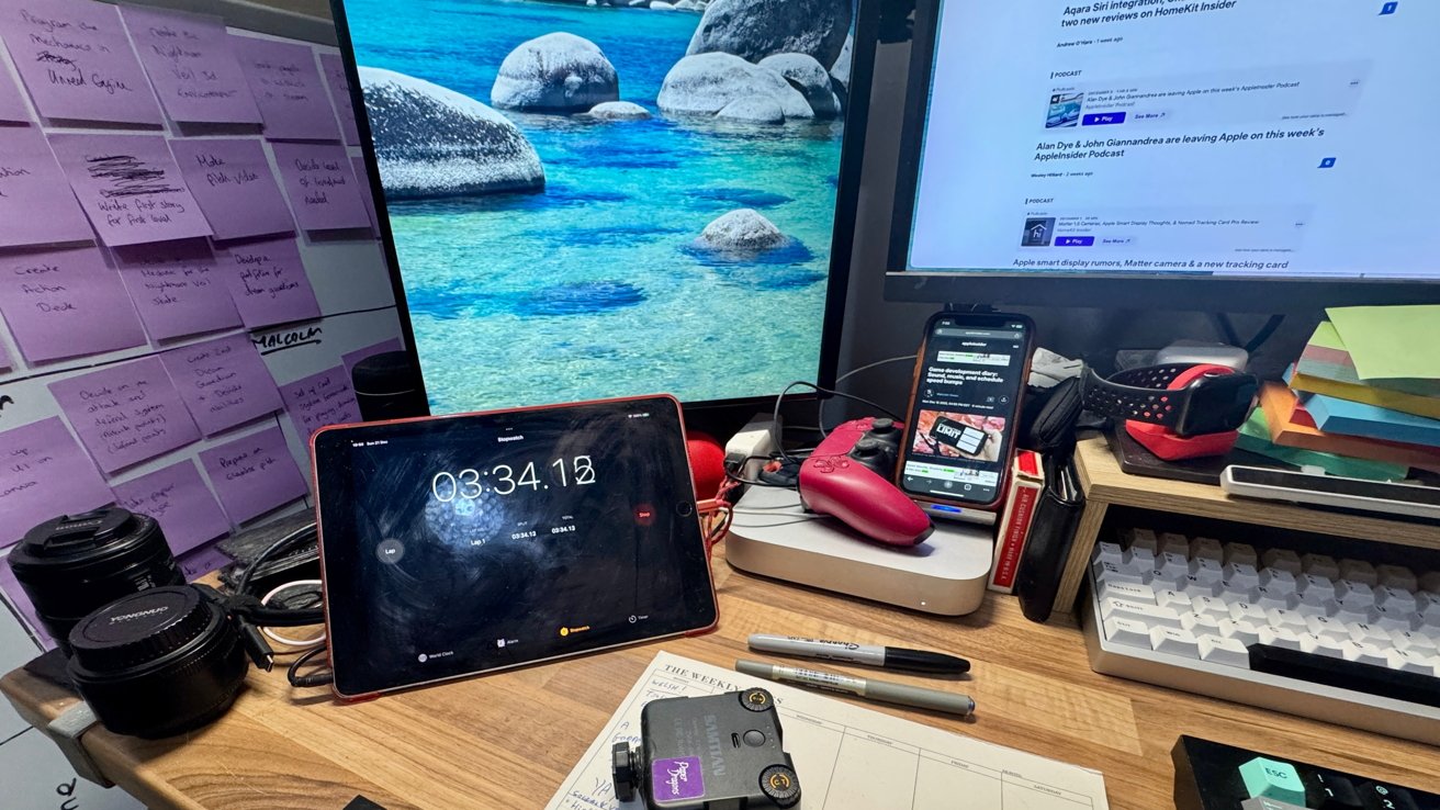 How we work: Malcolm Owen's double-keyboard desk setup | AppleInsider