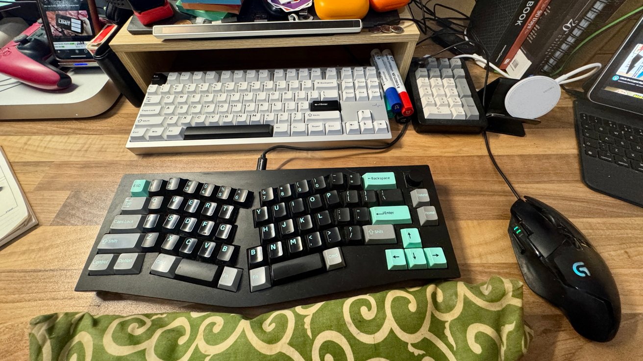 How we work: Malcolm Owen's double-keyboard desk setup | AppleInsider